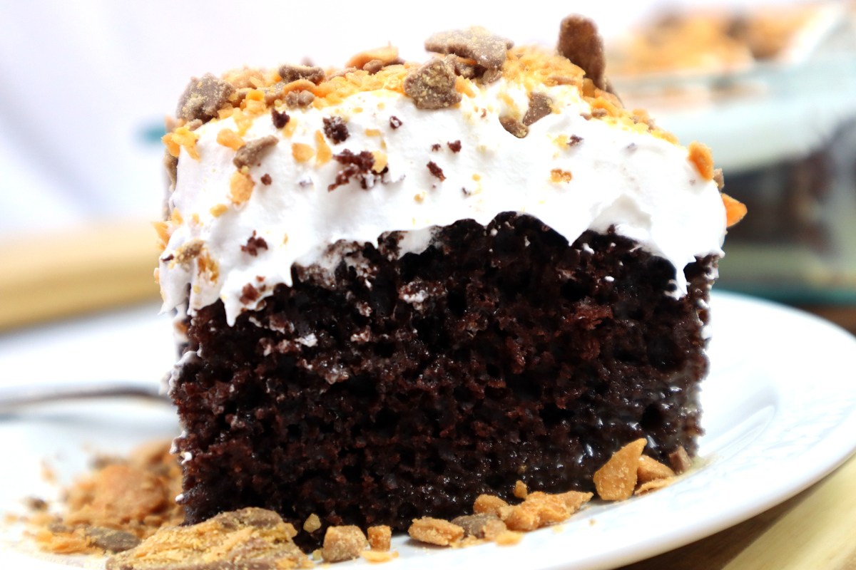 Best Butterfinger Poke Cake Recipe - The Freckled Cook
